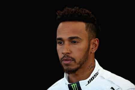 Lewis Hamilton onnitteli Kimiä - vastasi Kimin kysymykseen harmistuneena
