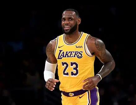 LeBronin väkevä viimeinen neljännes venytti Lakersin voittoputkea ...