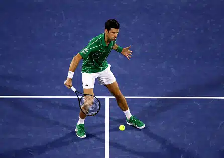 Novak Djokovic puristi kipujen keskeltä jatkoon