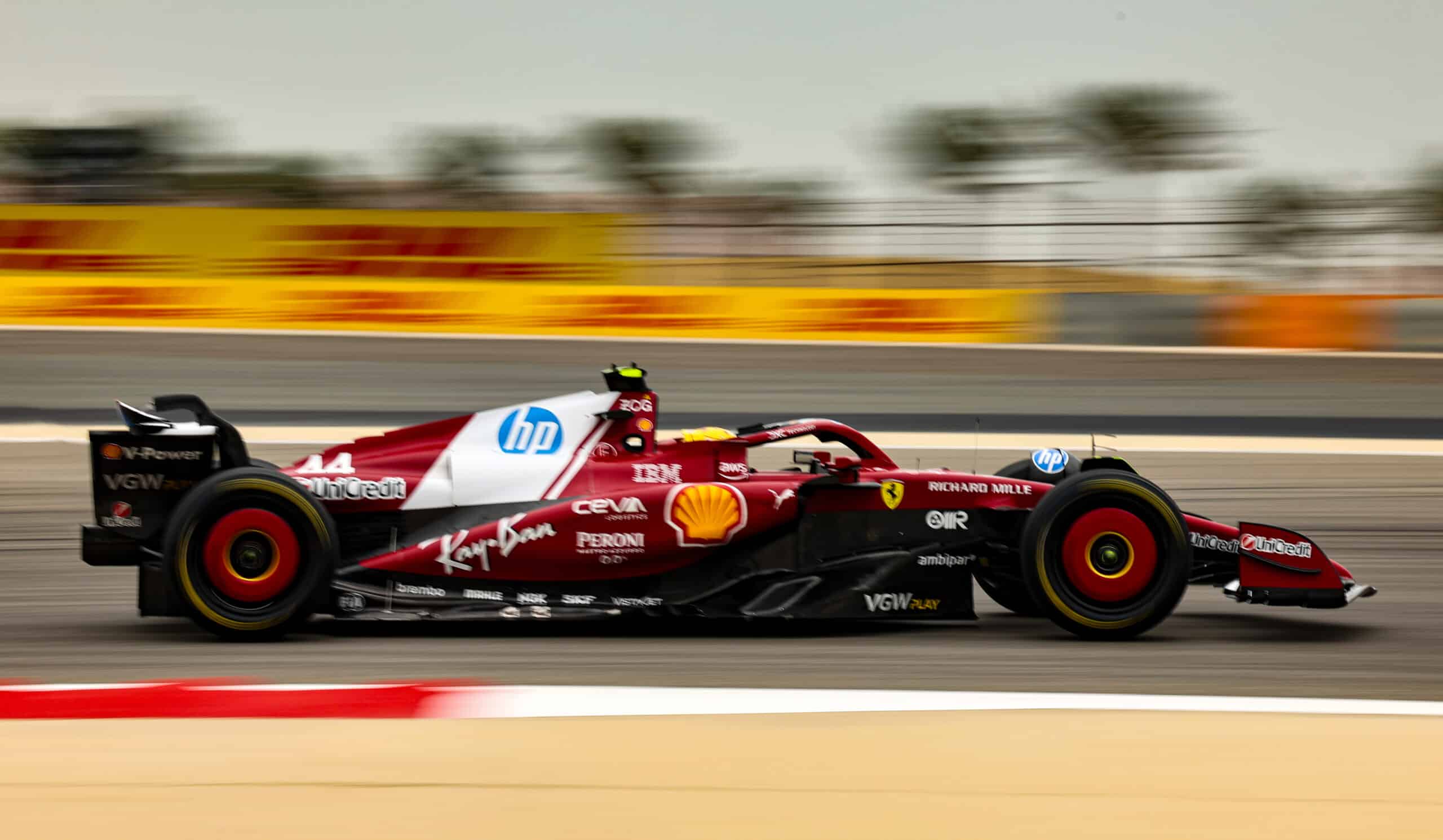 Lewis Hamilton vihjasi - yksi legendaarinen juttu jää nyt Ferrarilla pois